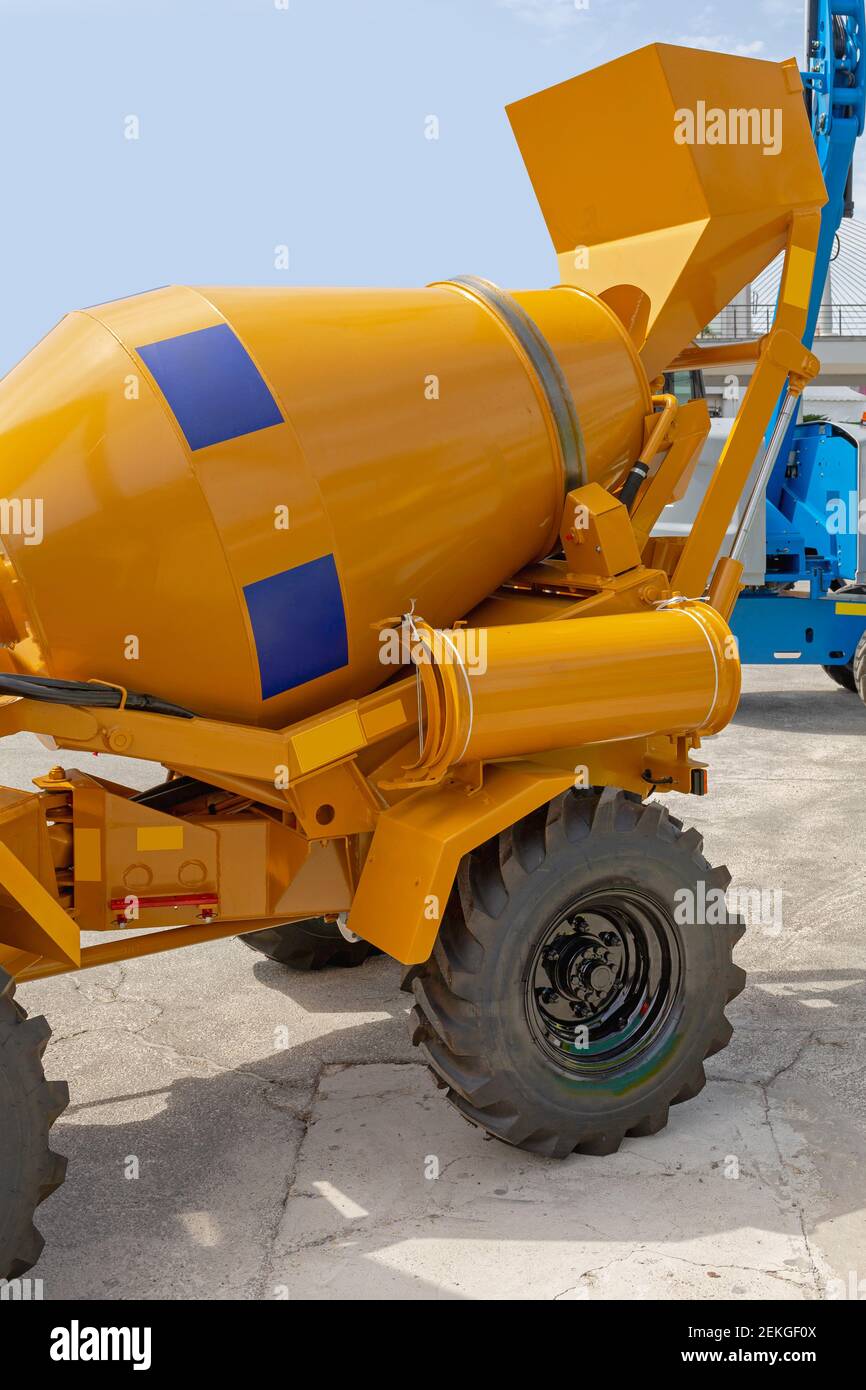 Selbstladeendes Zementmischer-Fahrzeug auf der Baustelle ...