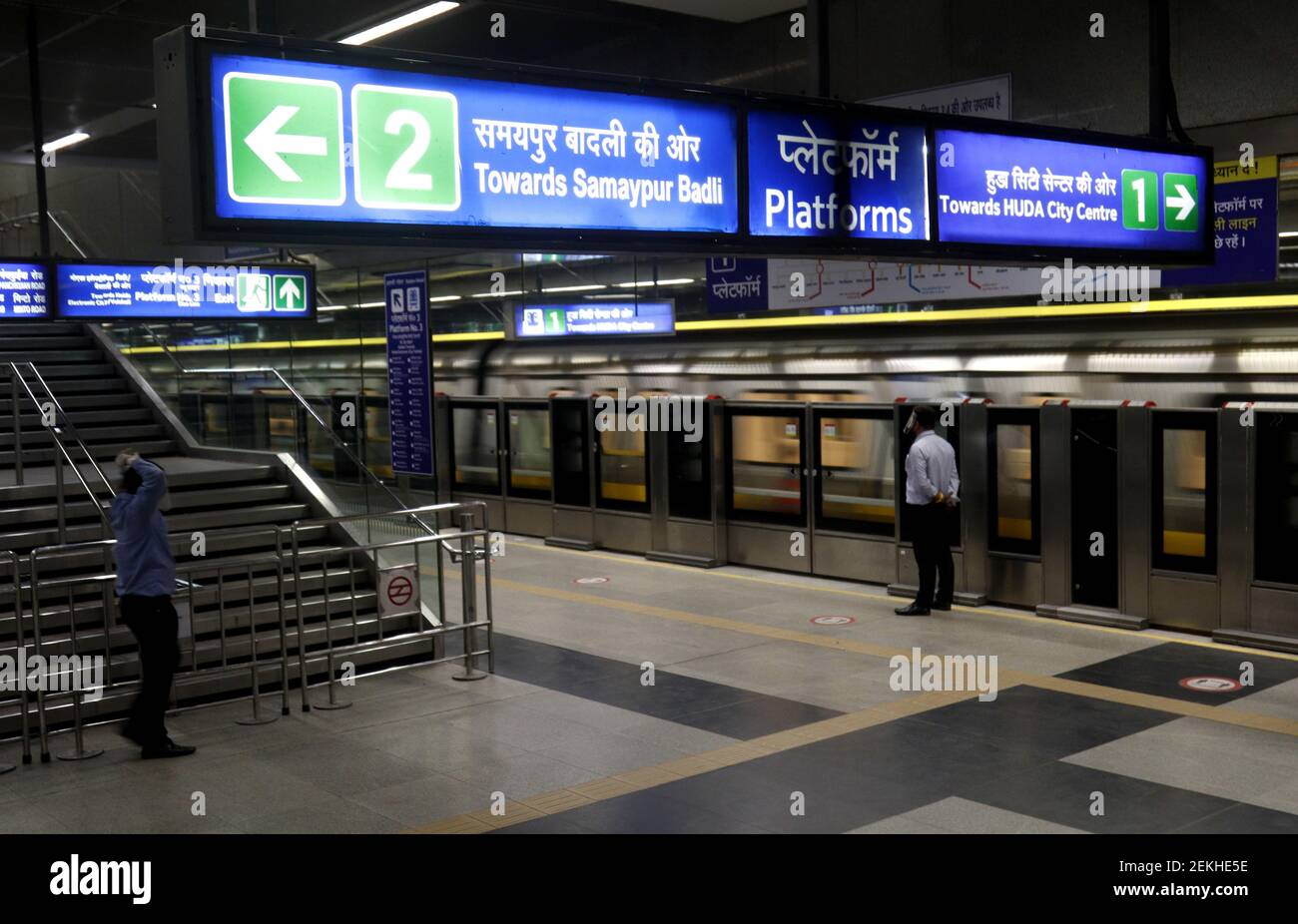 Mitarbeiter der Delhi Metro Rail Corporation (DMRC) wird am ersten Tag ...