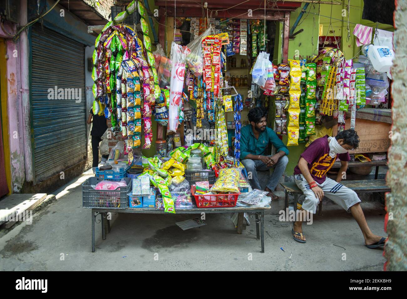 Leute, die in einem lokalen Geschäft in einem Slum sitzen. Anna Nagar ...