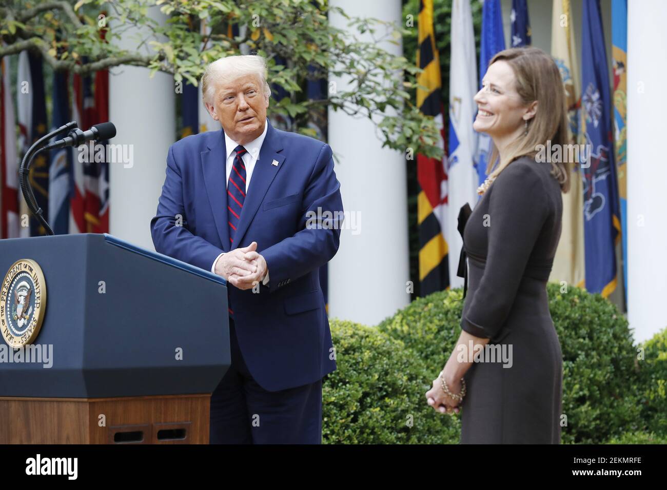 US-Präsident Donald J. Trump gibt Richterin Amy Coney Barrett (R) als ...