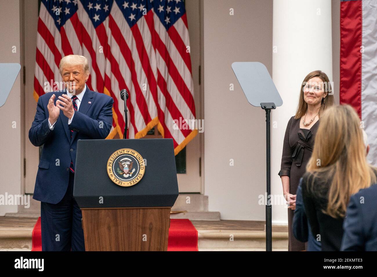 Präsident Donald Trump gibt im Rosengarten des Weißen Hauses eine Ankündigung ab, Richterin Amy ...