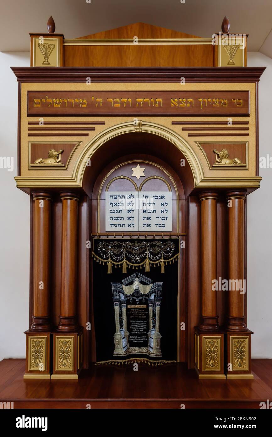Rabbi hält tora Stockfotos und -bilder Kaufen - Alamy
