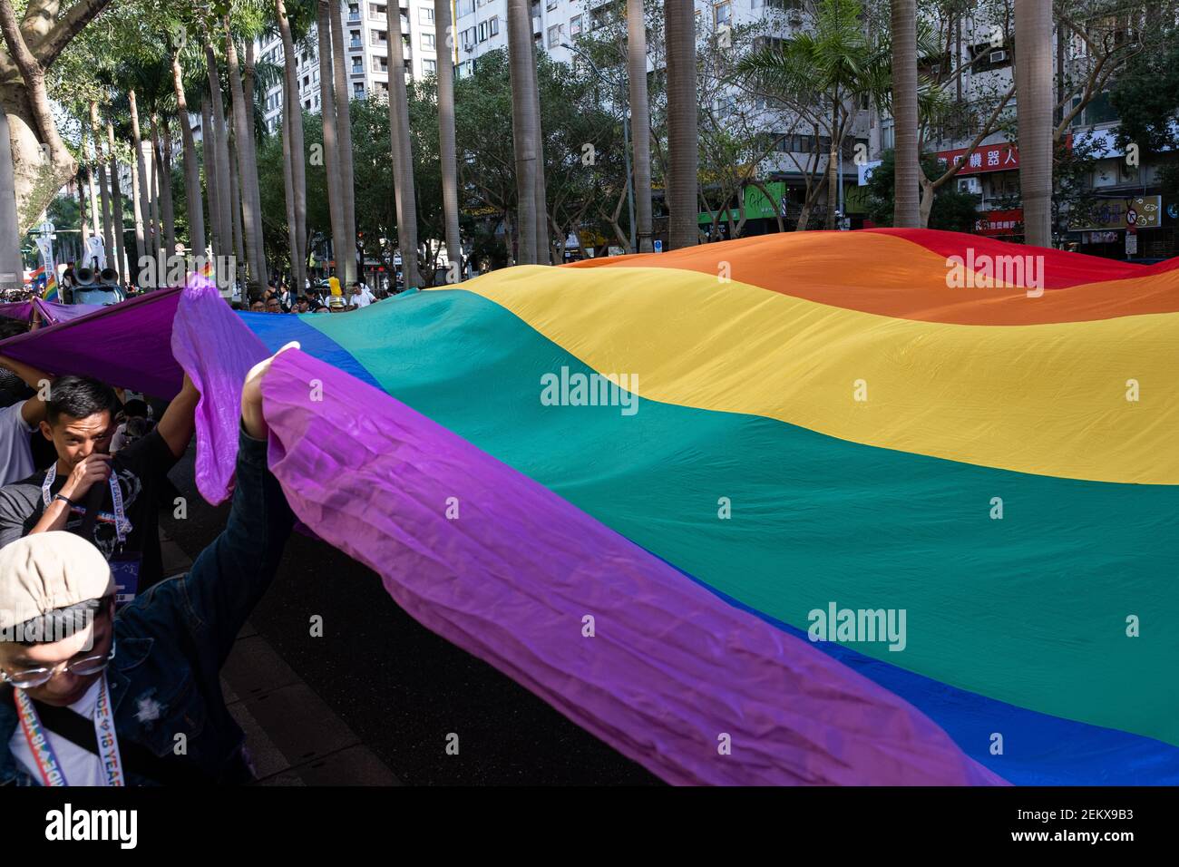 Aktivisten sahen eine große Regenbogenfahne während der Taiwan Pride ...
