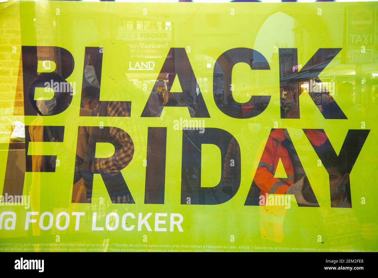 Mehrfachbeleuchtung von einem Plakat zum Black Friday und Menschen, die ...