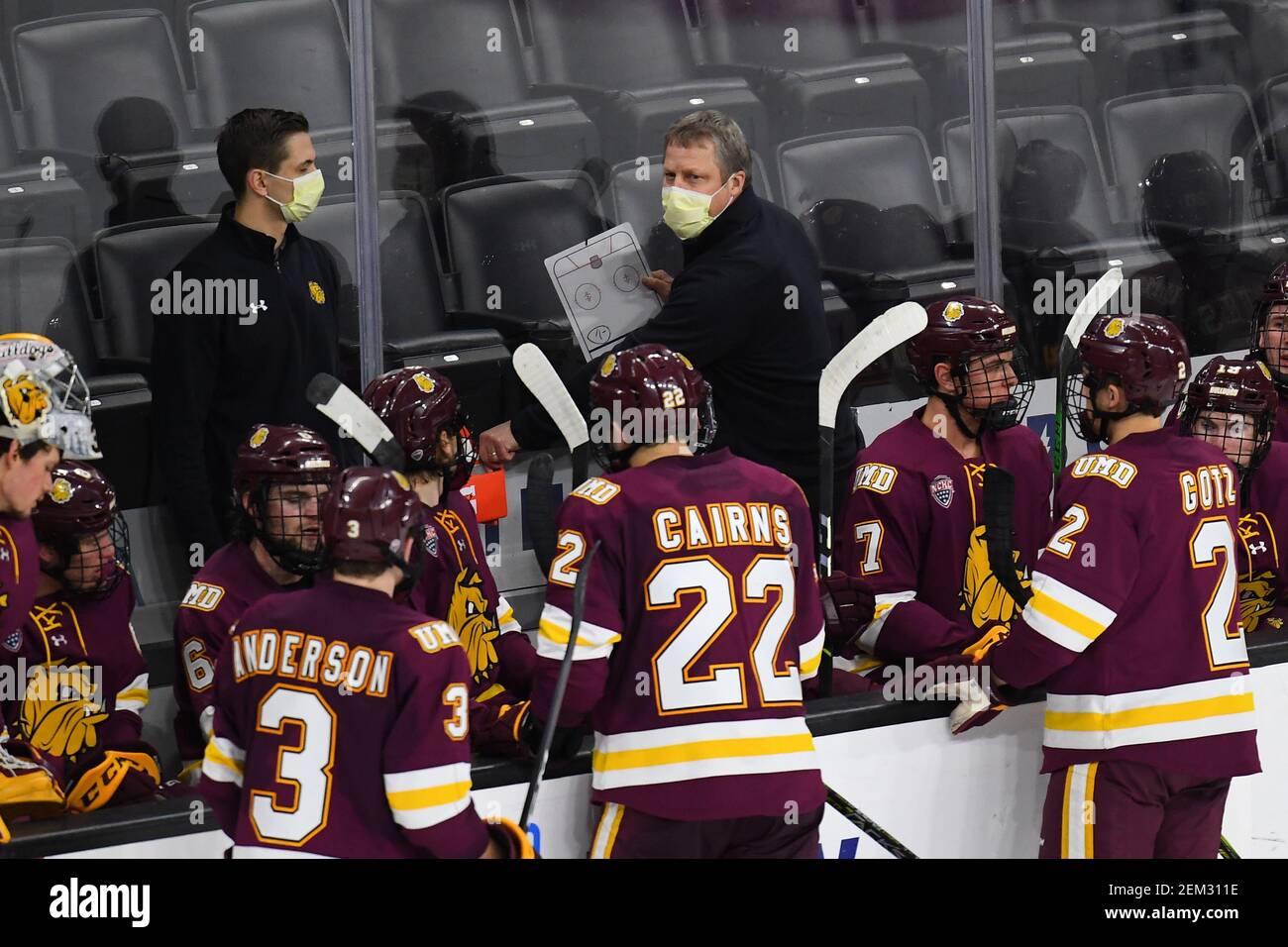 1. Dezember 2020 Minnesota Duluth Cheftrainer Scott Sandelin (Mitte ...