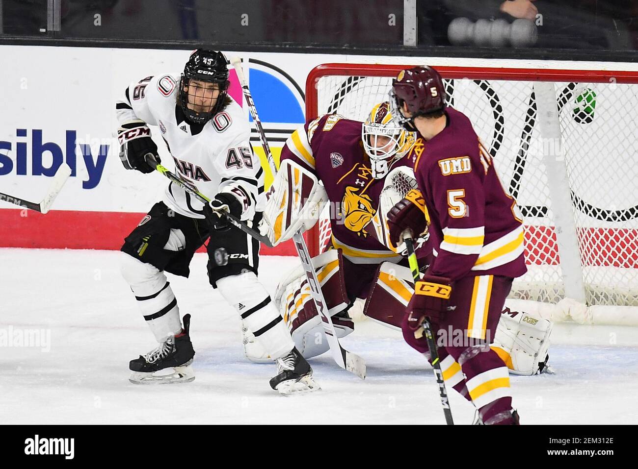 Dezember 1, 2020 Nebraska-Omaha Mavericks Forward Joey Abate (45 ...
