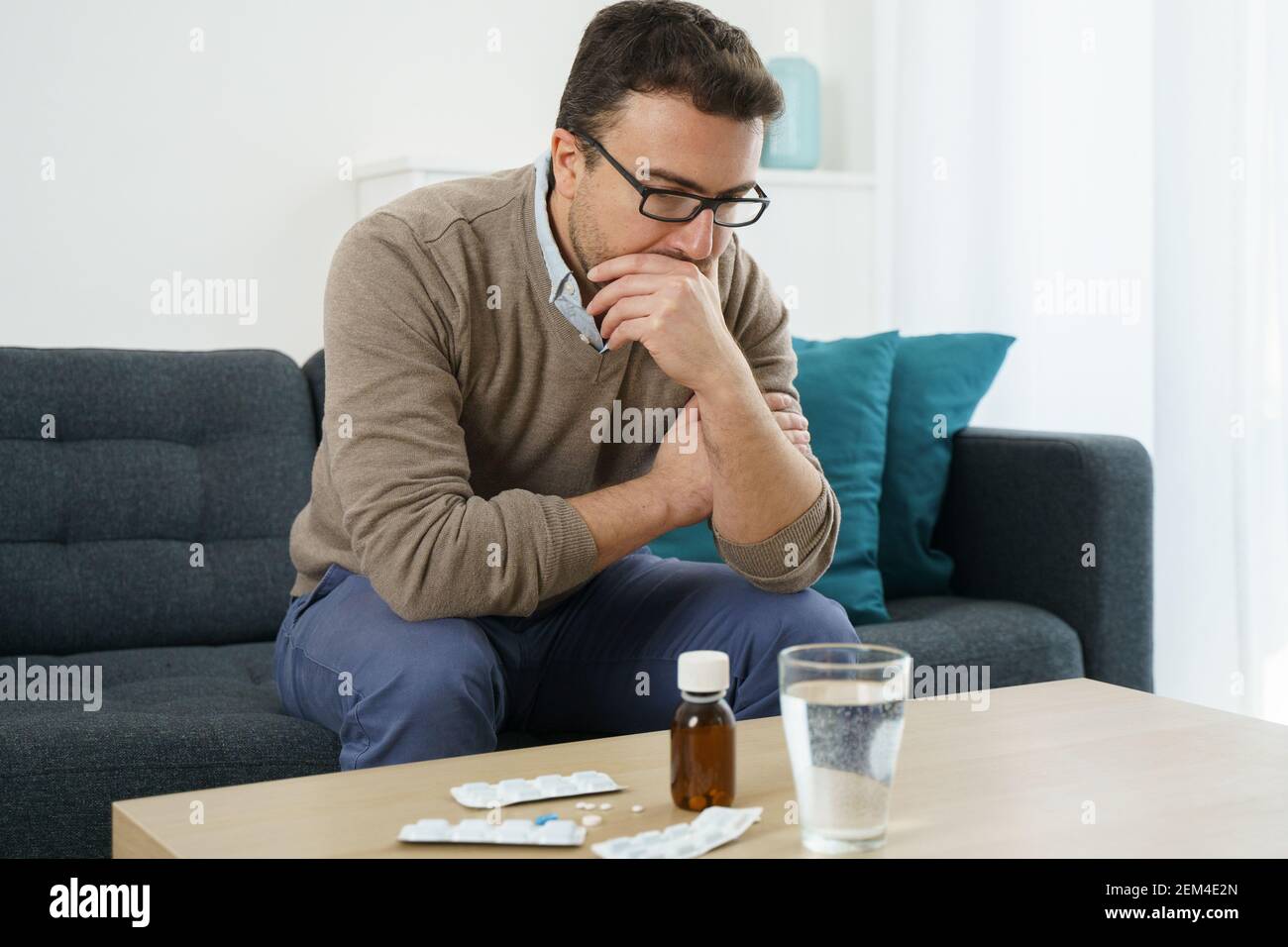 Skeptische person -Fotos und -Bildmaterial in hoher Auflösung – Alamy