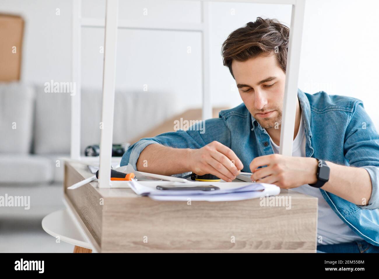 Hobby, Zimmerei, selbstgemachte Montage von Möbeln mit Anleitung zu ...