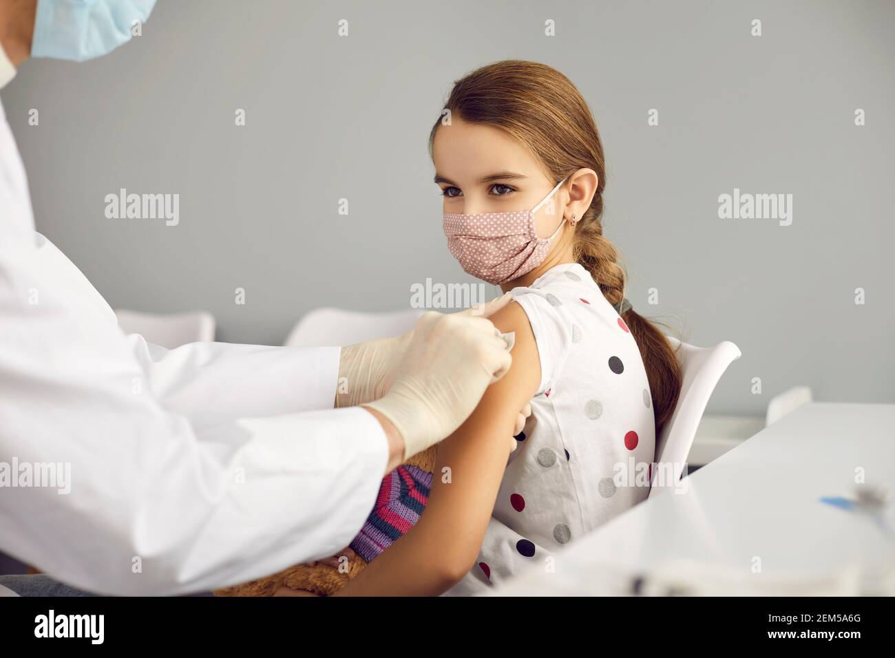 Kinder gegen covid impfung -Fotos und -Bildmaterial in hoher Auflösung ...