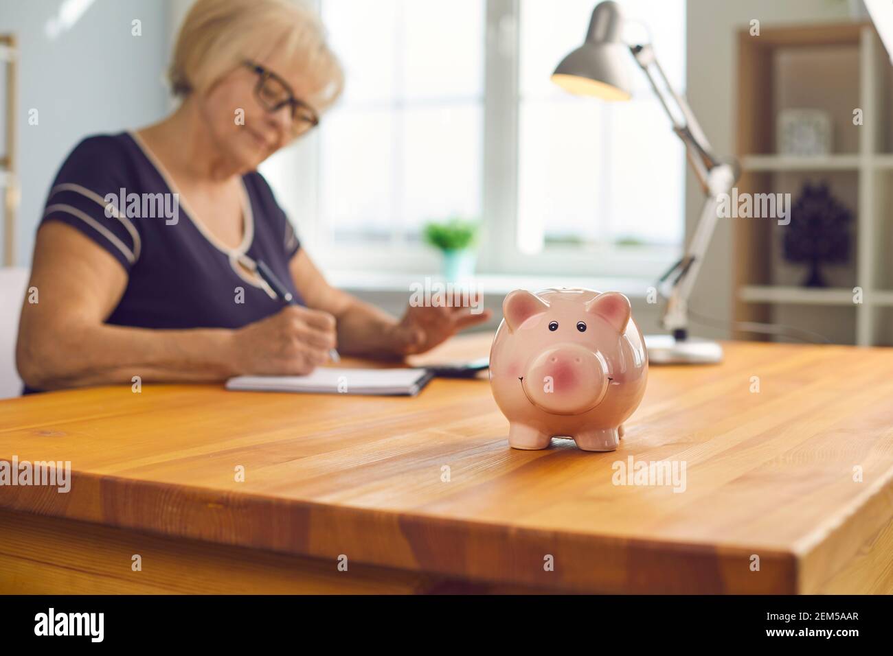 Nahaufnahme alte frau dame weibliche reife rentner senior -Fotos und ...