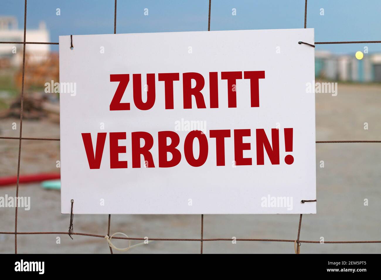 Der Eintritt ist verboten Schild. In Deutscher Sprache. Eingang zur ...