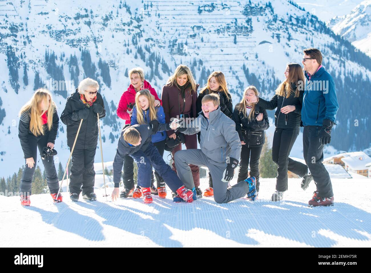 König Willem Alexander macht Fotobomb in Lech, während der Winterferien ...