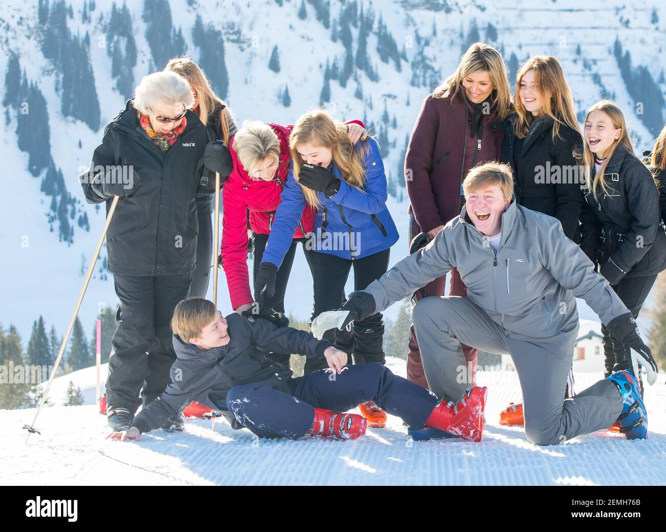 König Willem Alexander macht Fotobomb in Lech, während der Winterferien ...