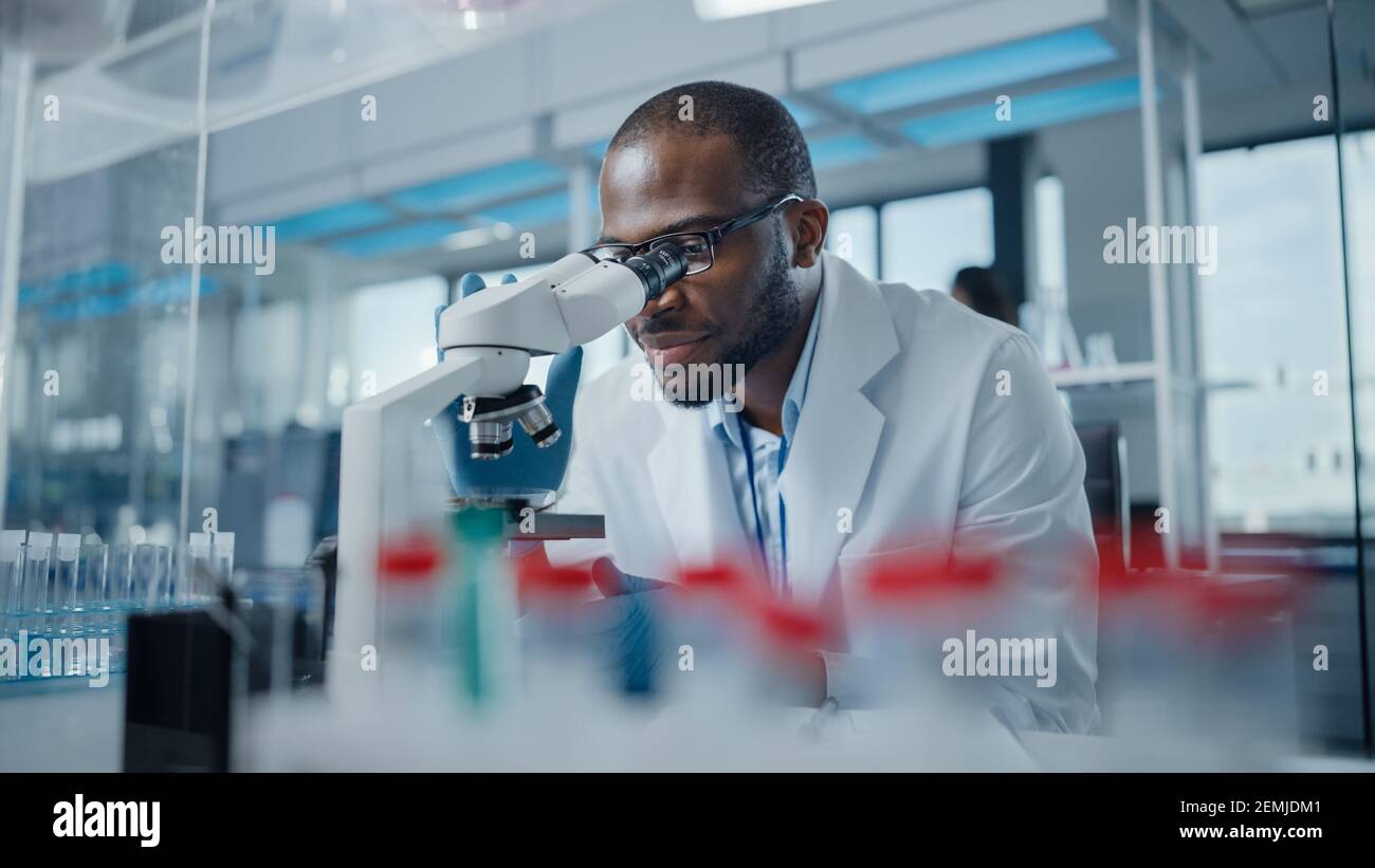 Black doctor microscope -Fotos und -Bildmaterial in hoher Auflösung – Alamy