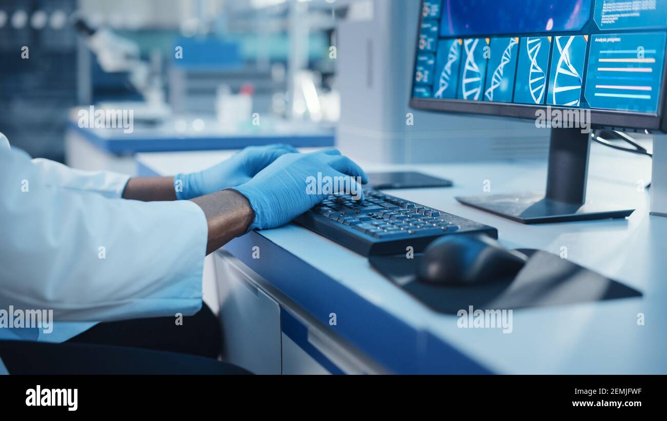 Modernes medizinisches Labor: Wissenschaftler tragen chirurgische ...