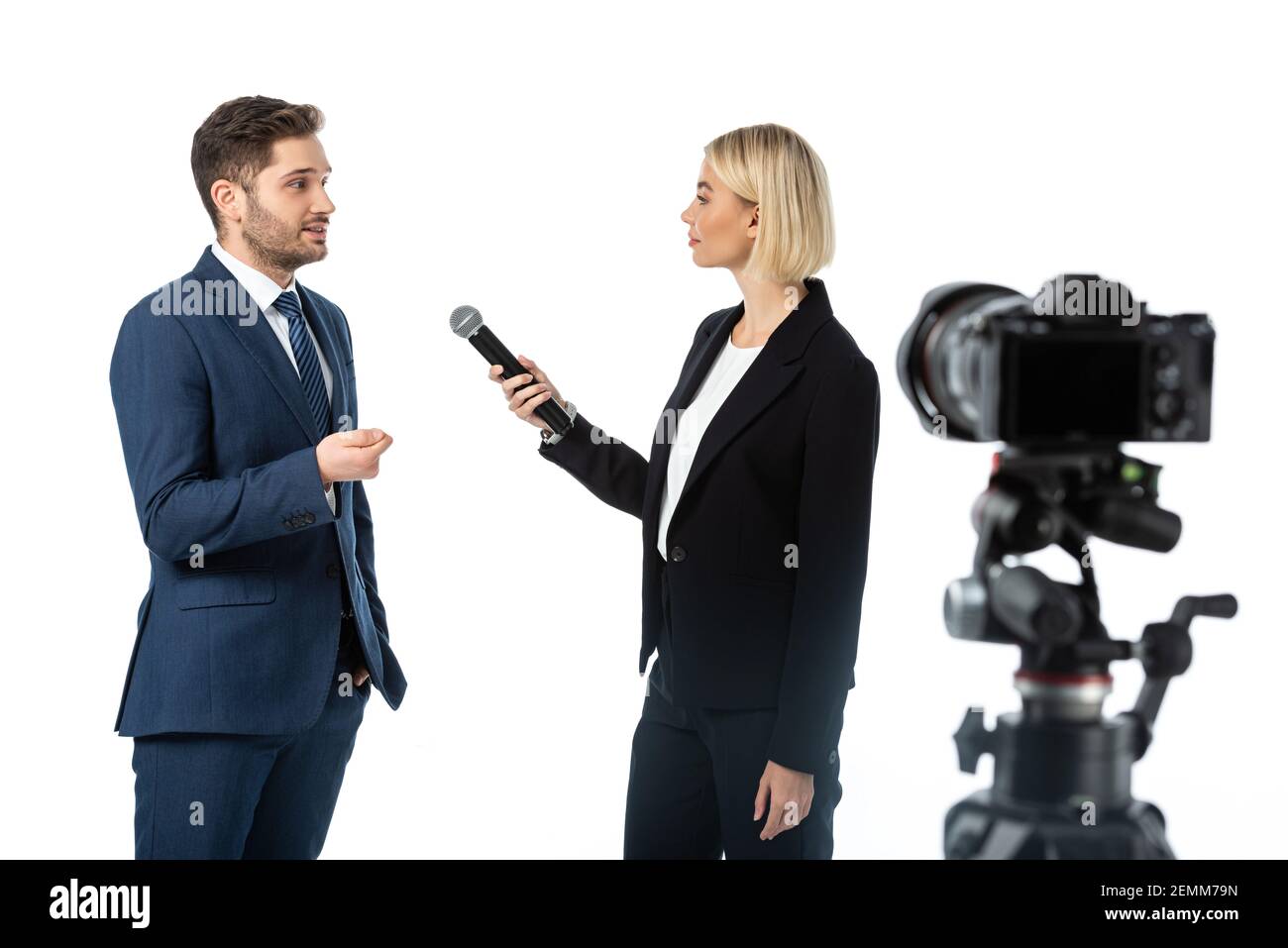 Frau jung journalistin mikrofon -Fotos und -Bildmaterial in hoher ...