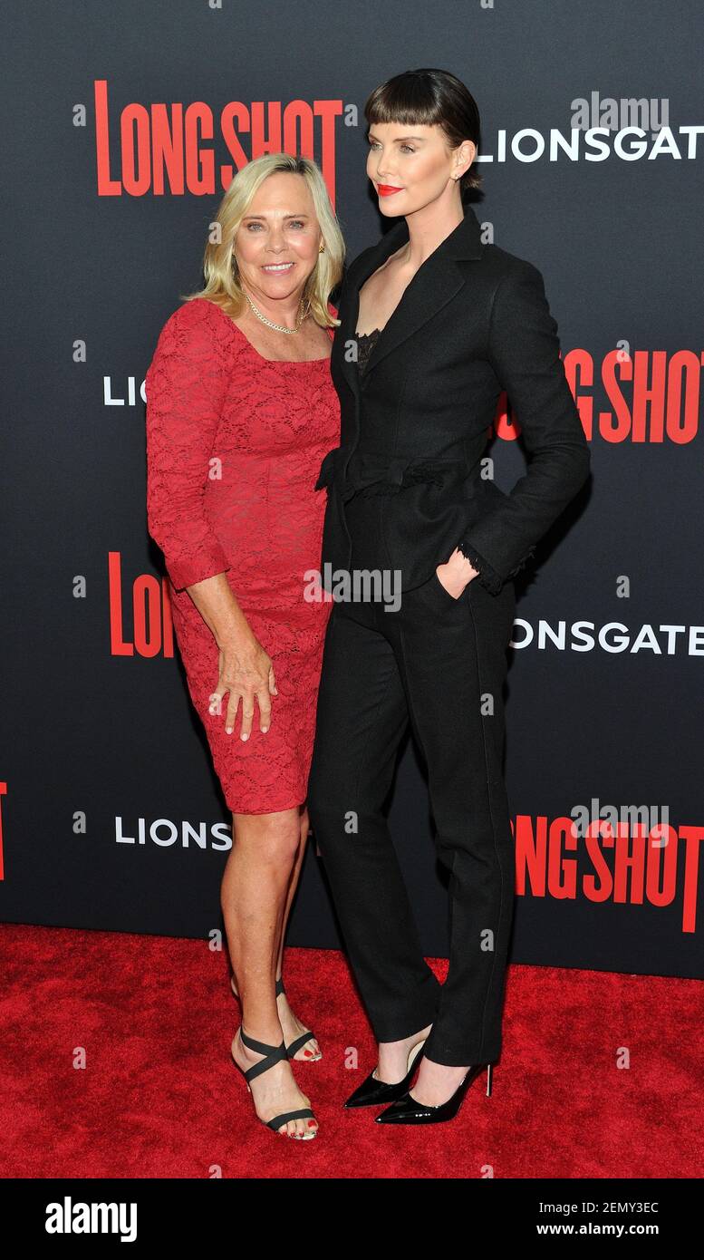 L-R: Gerda Maritz und Schauspielerin Charlize Theron besuchen am 30 ...