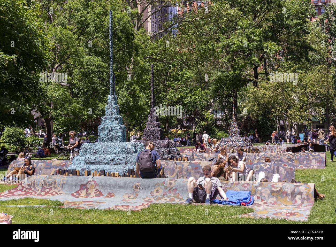 Besucher des Madison Square Park genießen Sie das warme Wetter durch ...