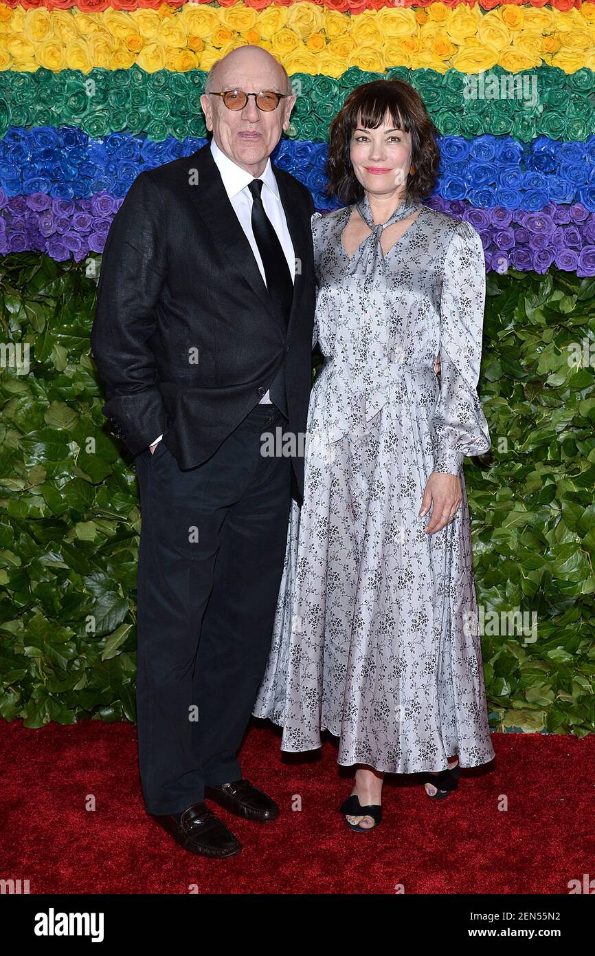 (L-R) Mart Crowley und Natasha Gregson Wagner nehmen an den „Tony ...