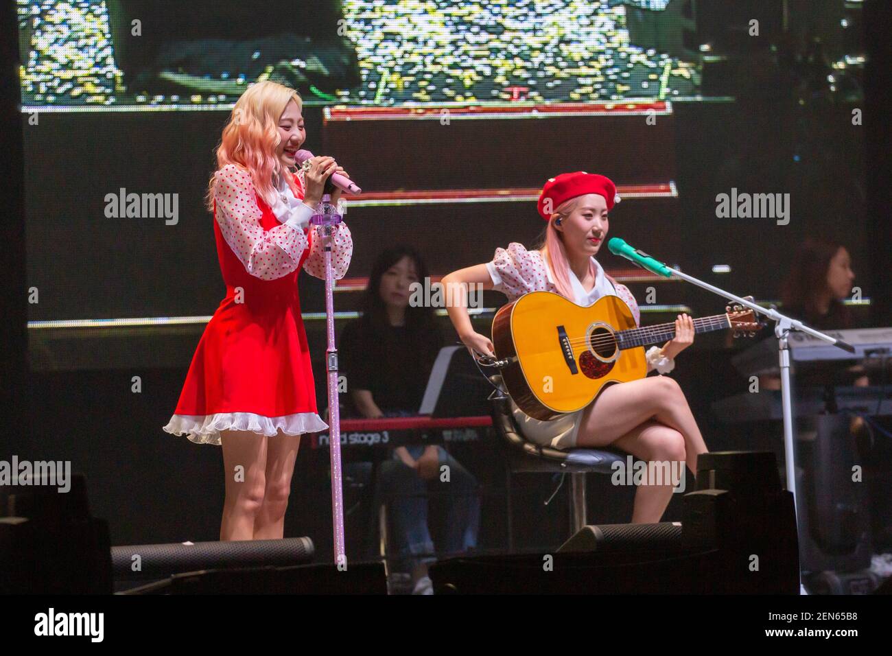 Ahn Ji-Young und Woo Ji-yoon vom südkoreanischen Duo Bolbbalgan4 treten ...