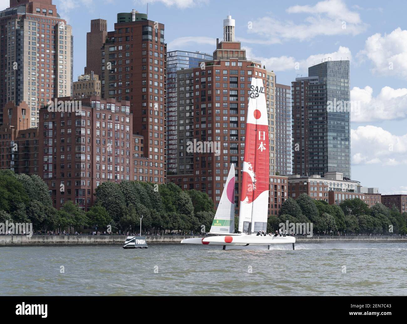 (6/22/2019) SailGP Team Japan segelt ihre Rennyacht während des Rennens ...
