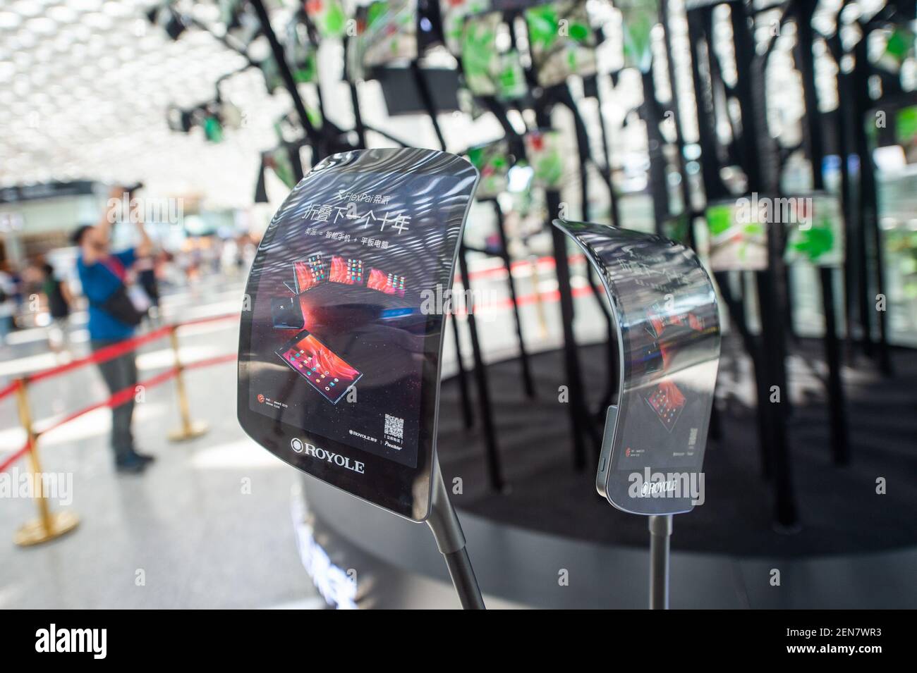 400 faltbare Geräte, die von Royole Corp, einem Hersteller von ...