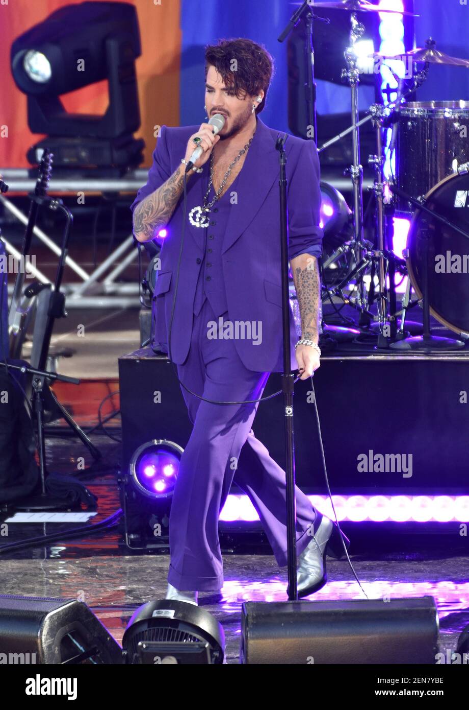 Adam Lambert spielt auf der ABC Good Morning America Summer Concert ...