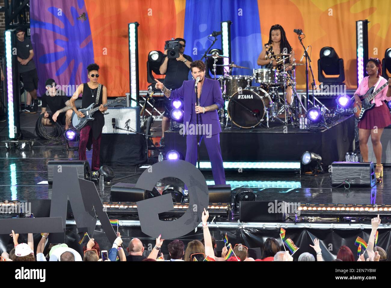 Adam Lambert spielt auf der ABC Good Morning America Summer Concert ...