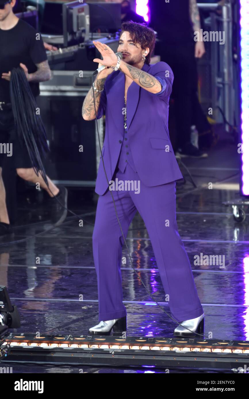 Adam Lambert spielt auf der ABC Good Morning America Summer Concert ...