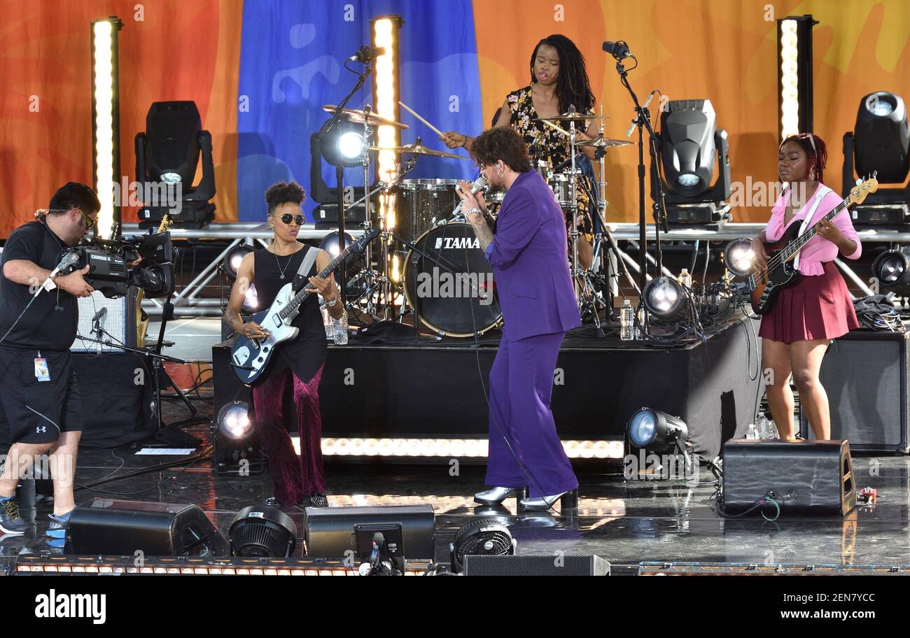 Adam Lambert spielt auf der ABC Good Morning America Summer Concert ...