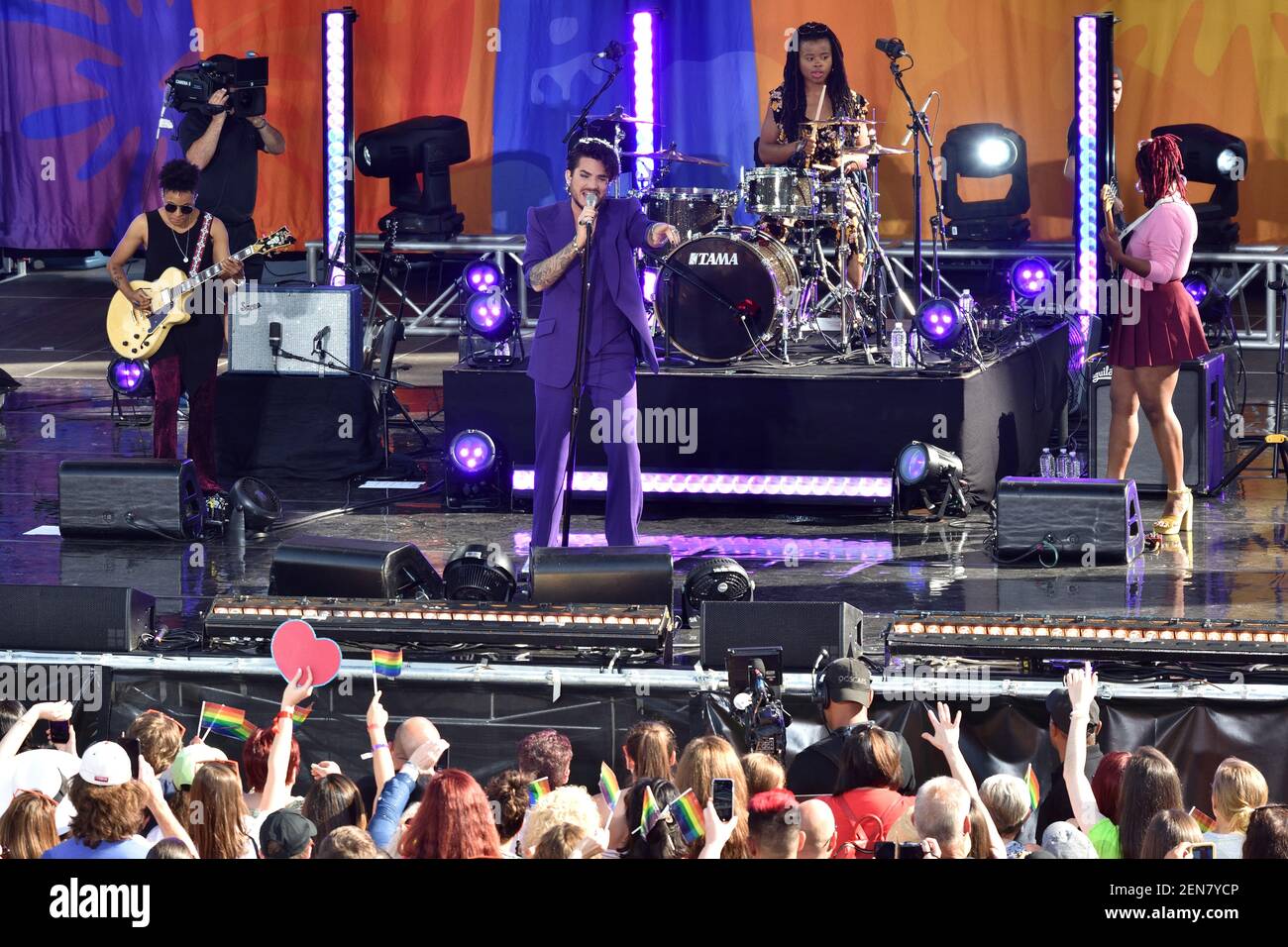 Adam Lambert spielt auf der ABC Good Morning America Summer Concert ...