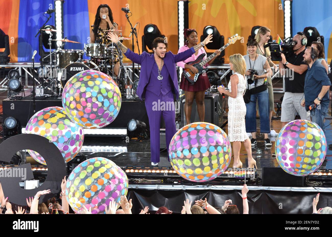Adam Lambert spielt auf der ABC Good Morning America Summer Concert ...