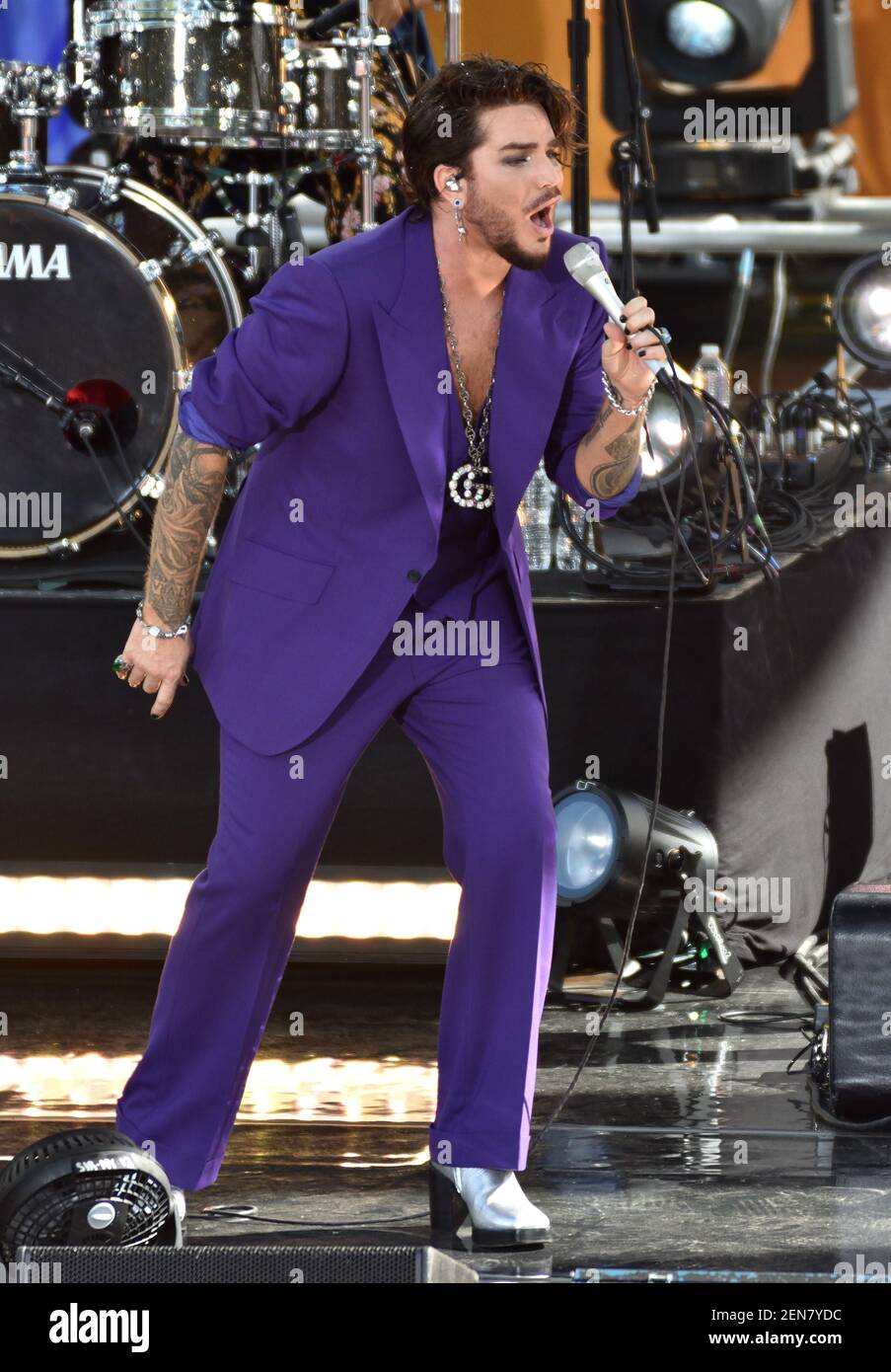 Adam Lambert spielt auf der ABC Good Morning America Summer Concert ...
