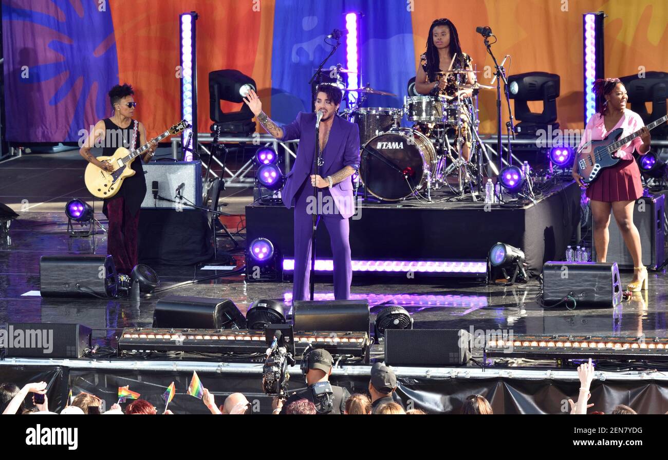 Adam Lambert spielt auf der ABC Good Morning America Summer Concert ...