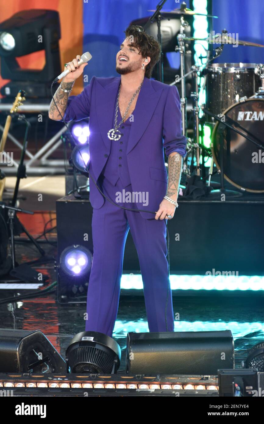 Adam Lambert spielt auf der ABC Good Morning America Summer Concert ...
