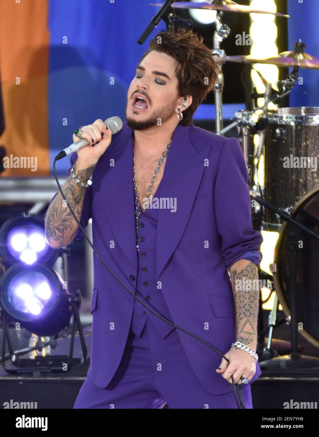 Adam Lambert spielt auf der ABC Good Morning America Summer Concert ...