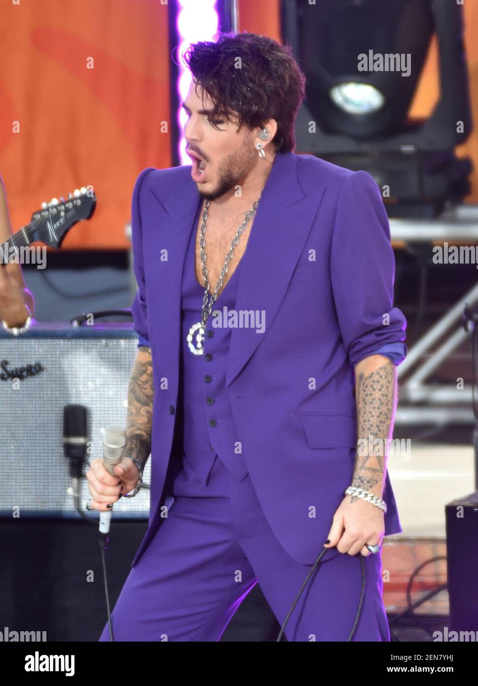 Adam Lambert spielt auf der ABC Good Morning America Summer Concert ...