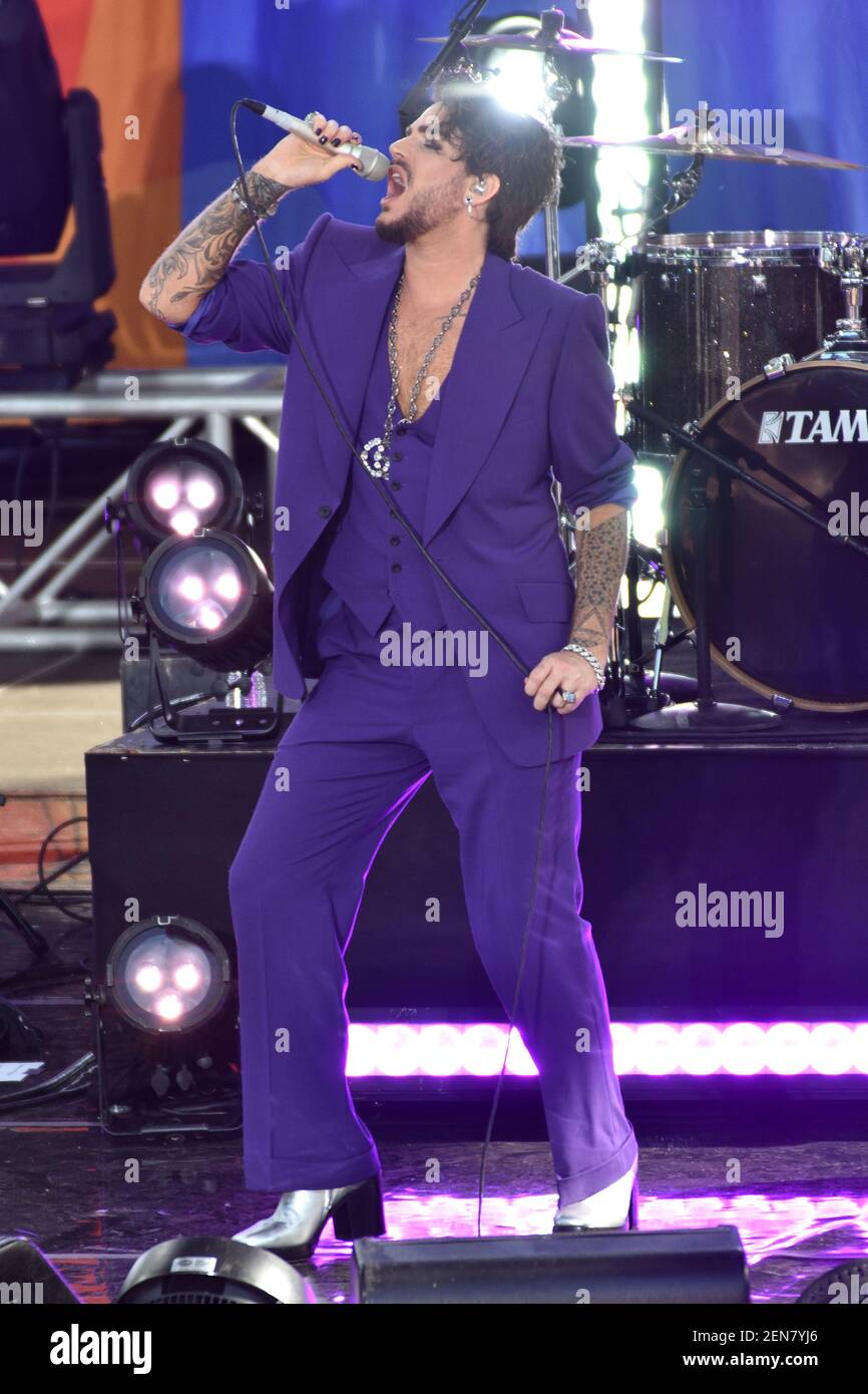 Adam Lambert spielt auf der ABC Good Morning America Summer Concert ...