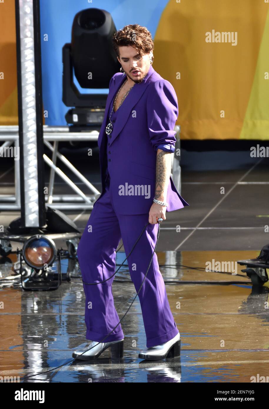 Adam Lambert spielt auf der ABC Good Morning America Summer Concert ...