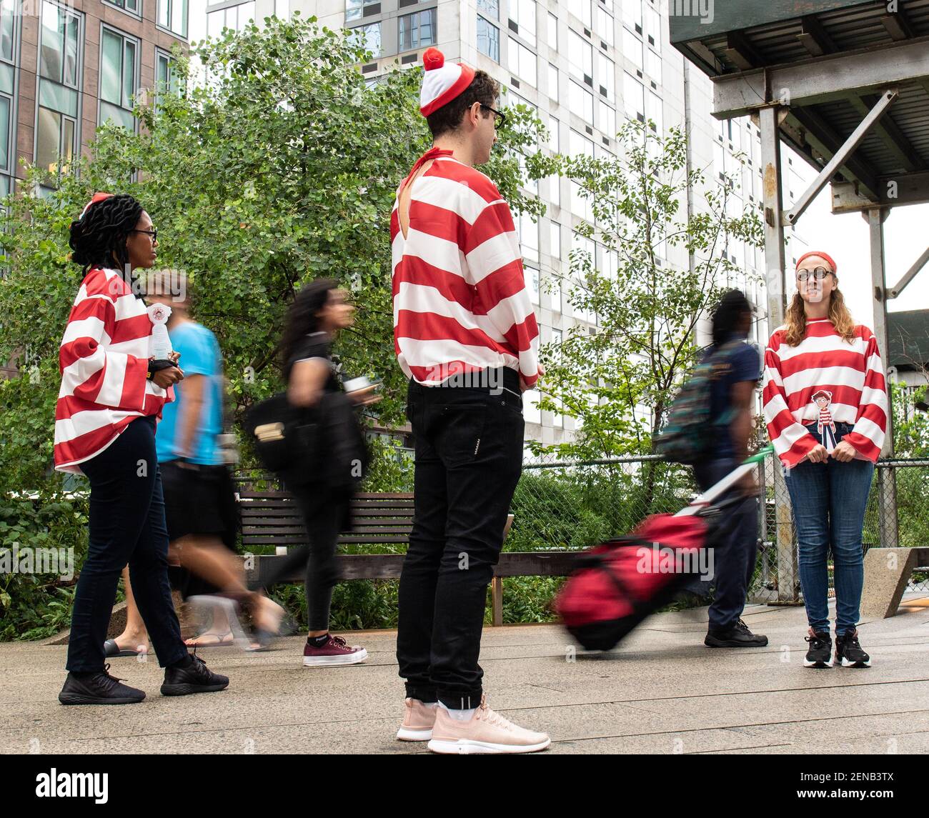 Waldo-Look-Alikes übernehmen NYC zur Feier des National 'Where's Waldo Day' und der neuen ...
