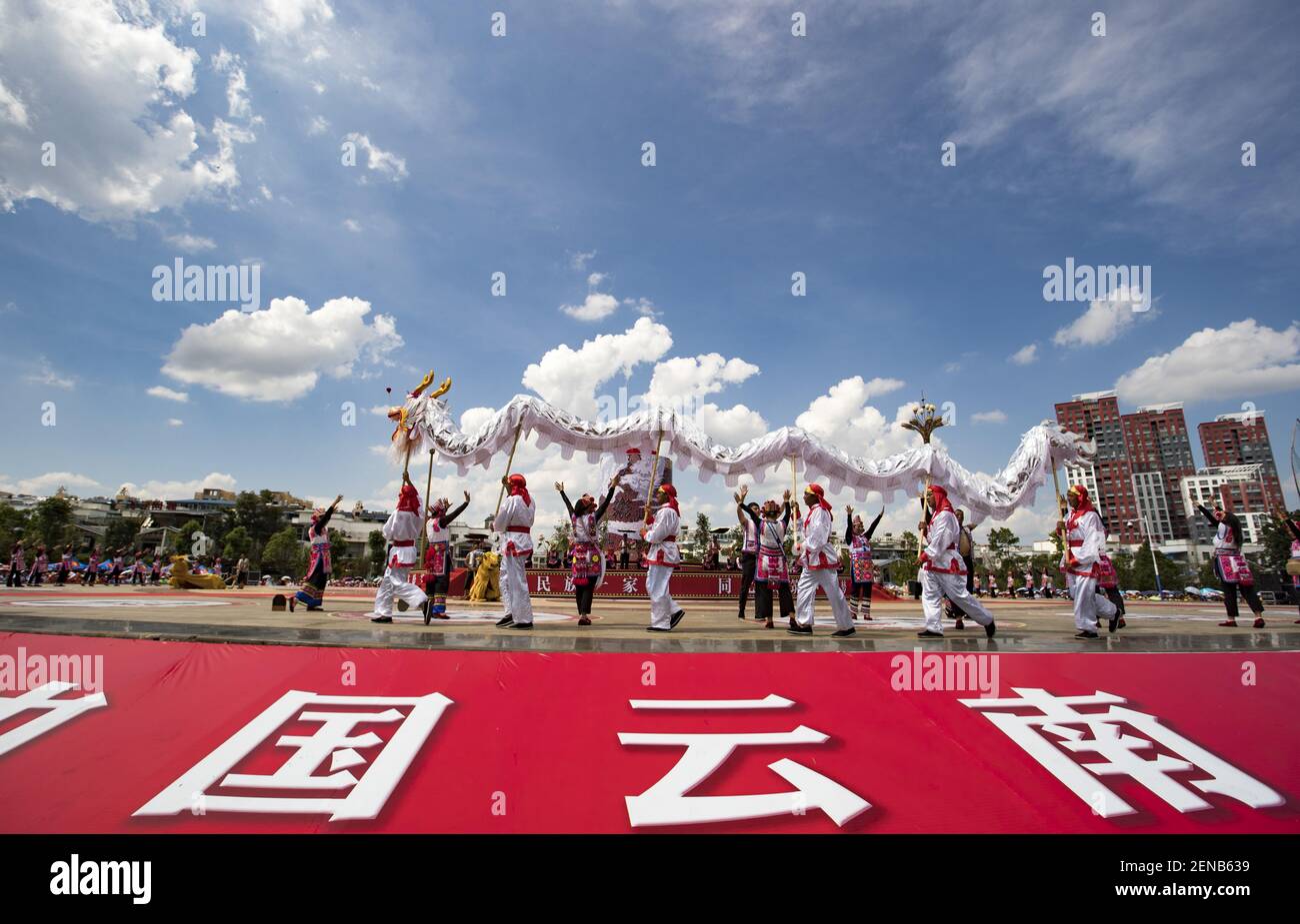 Die Chinesen der Yi-Ethnie färben ihre Gesichter schwarz, um das ...