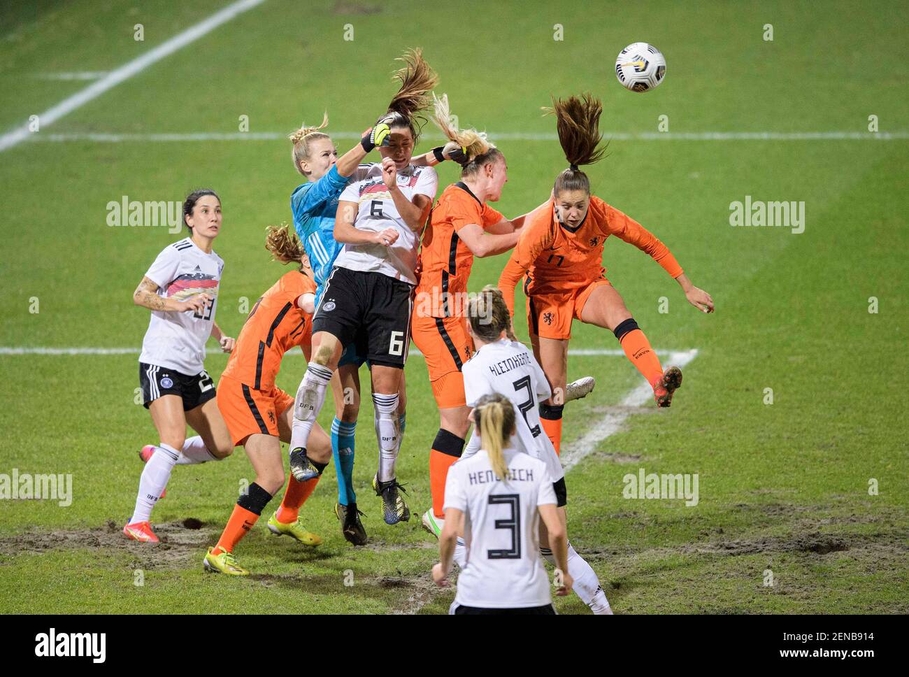 Von links nach rechts Sara DOORSOUN (GER), goalhueterin/goalwart Merle ...