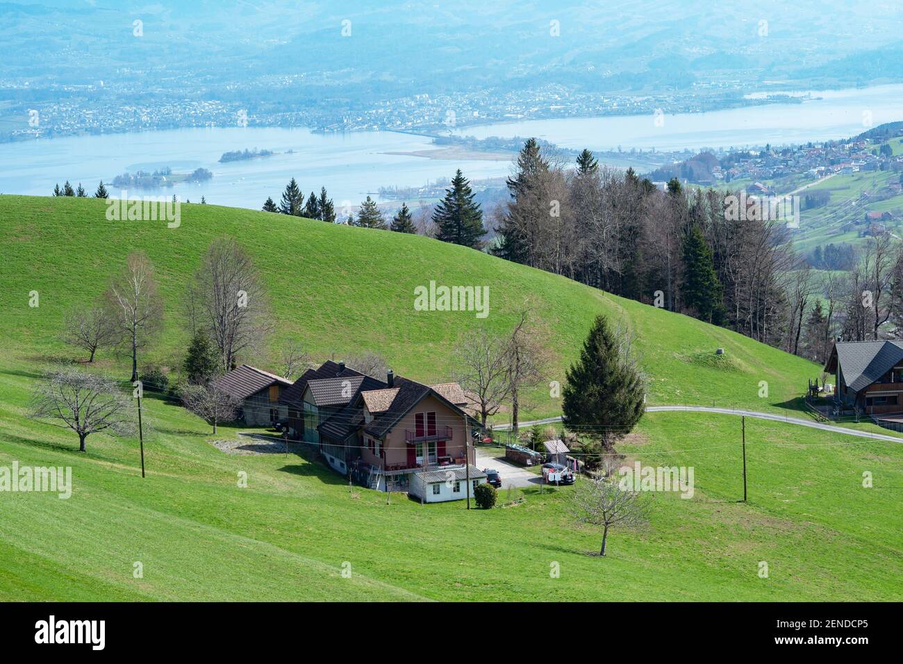 Blick von den Hügeln am Stadtrand von Zürich Richtung Der See ...