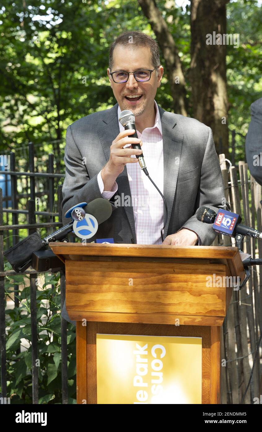 Der New Yorker Stadtrat Mark Levine spricht im Riverside Park Kronen ...