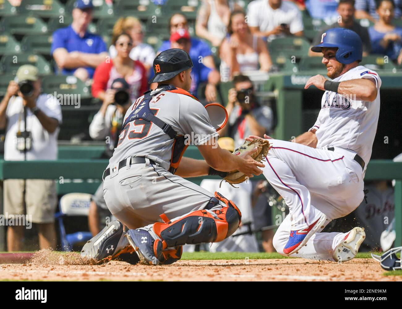 04. August 2019: Texas Rangers Catcher Jeff Mathis #2 wird bei einem ...