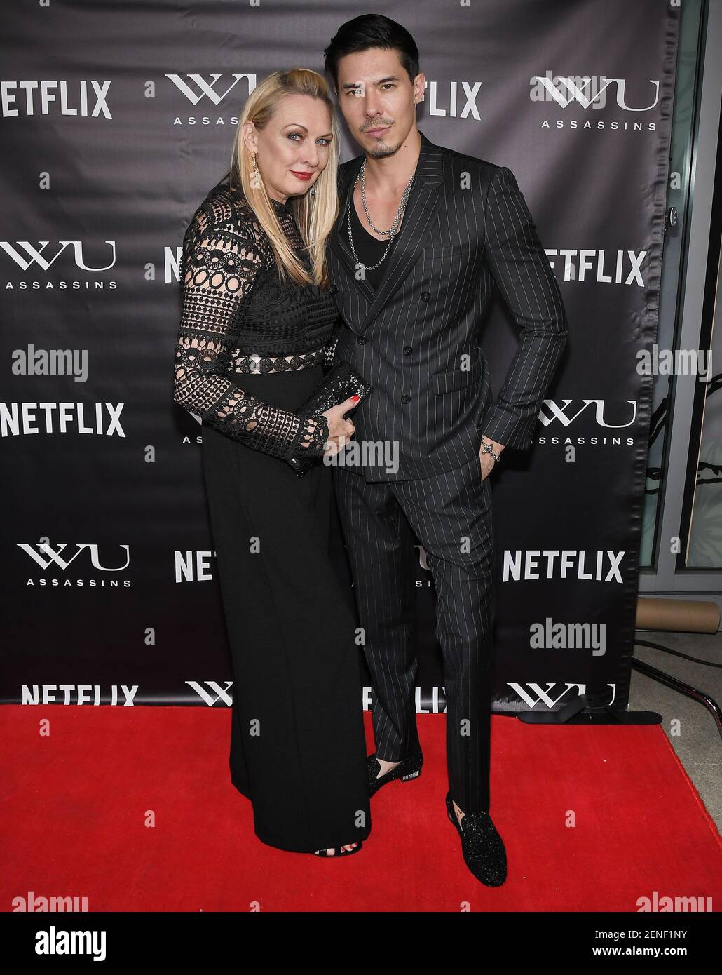(L-R) Joanne Cassidy und Son Lewis Tan bei Netflix's WU ASSASSINS ...