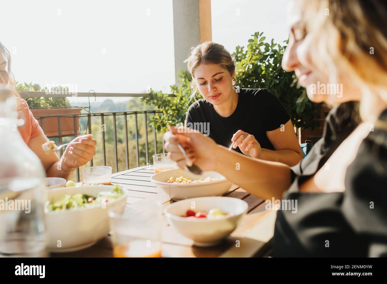 Italien essen freunde sommer Stockfotos und -bilder Kaufen - Alamy