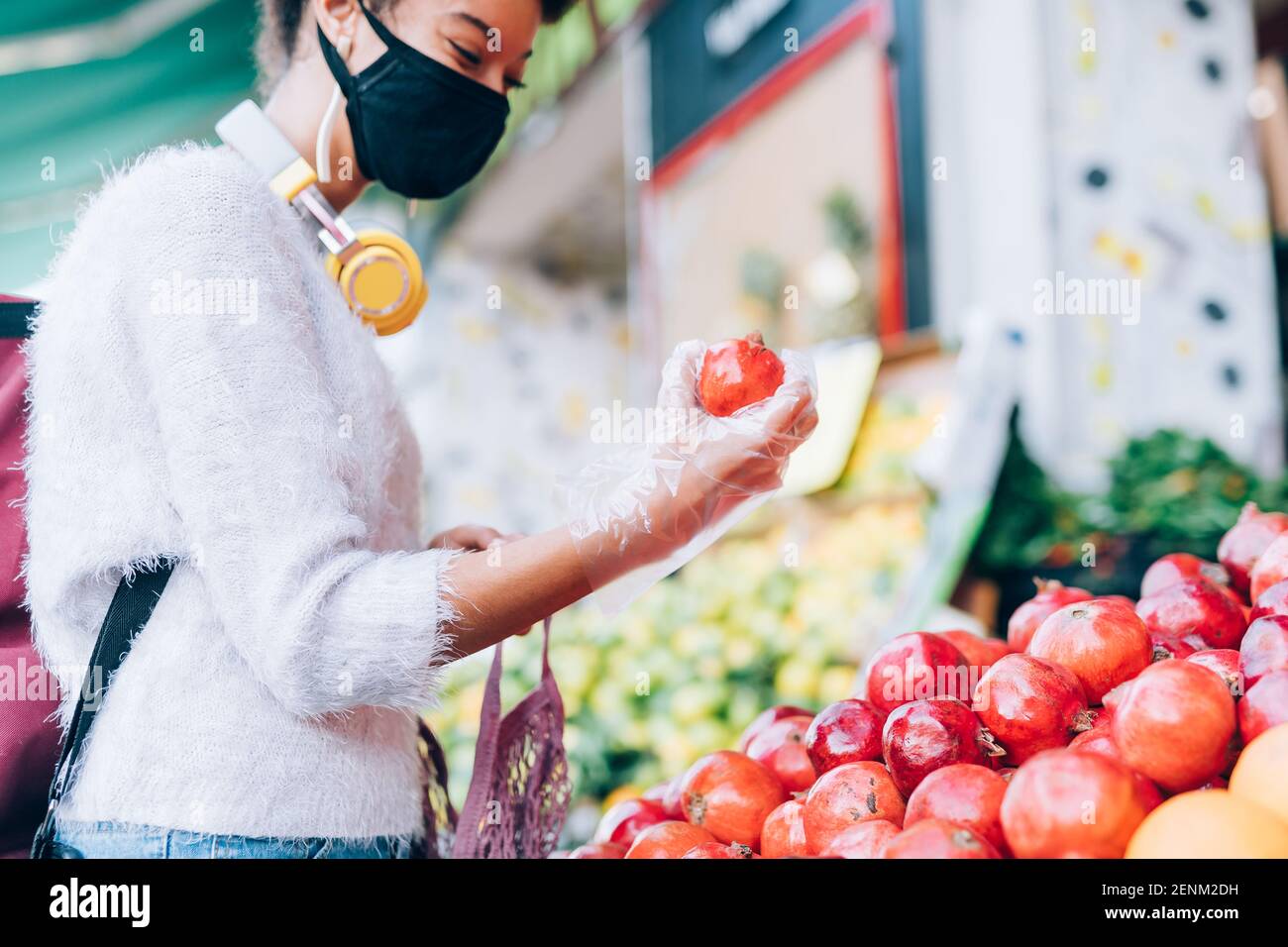 Choosing fruit -Fotos und -Bildmaterial in hoher Auflösung – Alamy