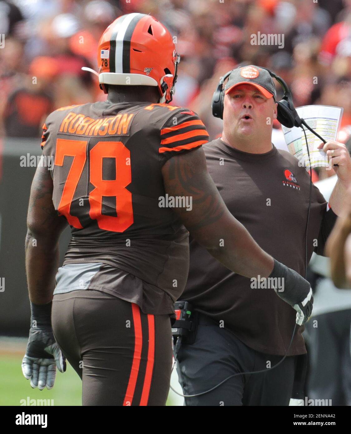 Cleveland Browns Cheftrainer Freddie Kitchens spricht mit offensivem ...