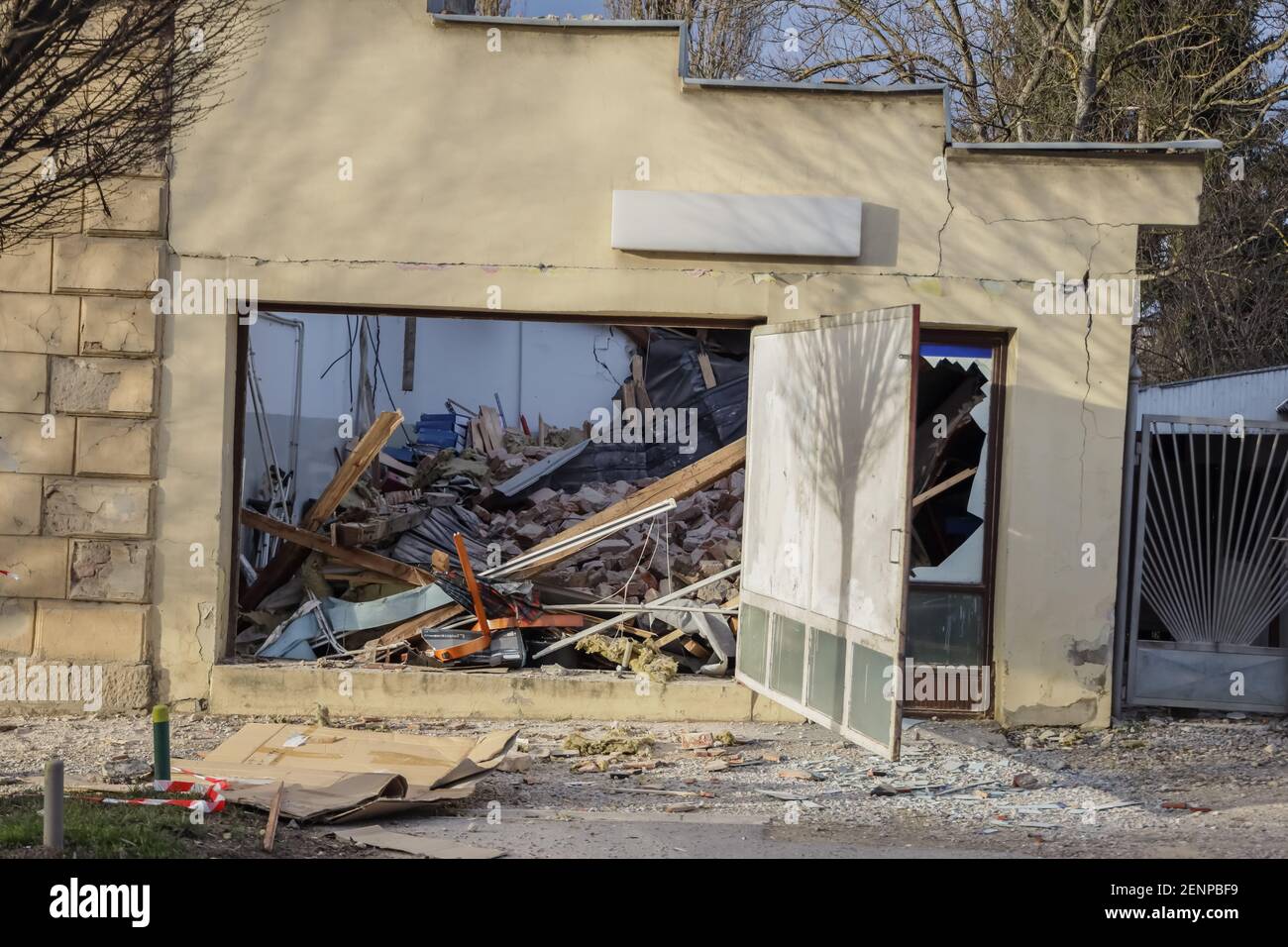 Ein katastrophales Erdbeben von 6,3 traf Petrinja und war in den ...